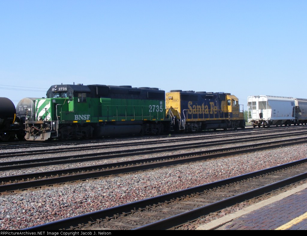 BNSF 2735 and BNSF 2554
